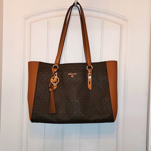 MICHAEL Michael Kors | Bags | Michael Kors Large 3 Compartment Purse ...